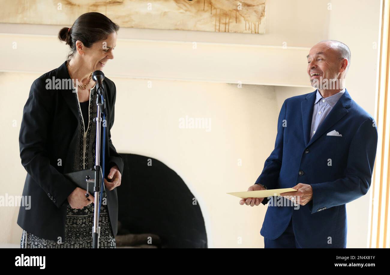 Connie Butler, senior curator at Hammer Museum, left, presents Daniel ...