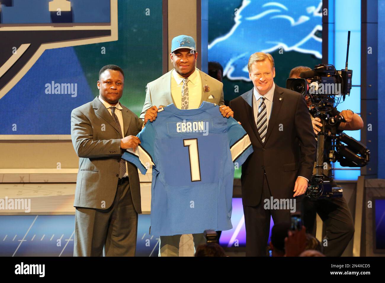 Eric Ebron poses with Barry Sanders and NFL Commissioner Roger Goodell ...