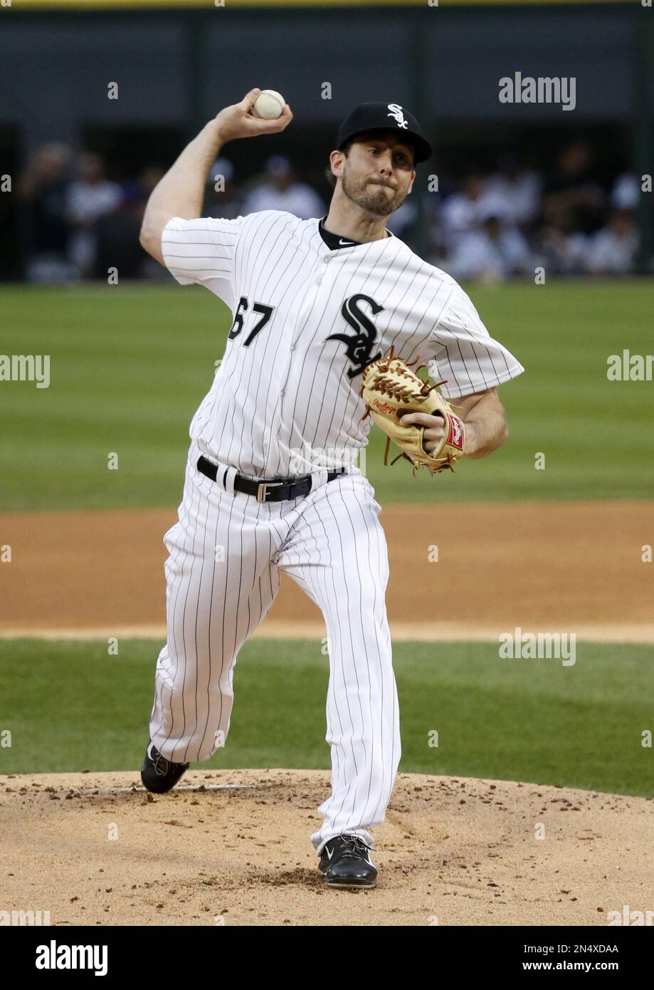 Chicago White Sox starting pitcher Scott Carroll delivers during the ...