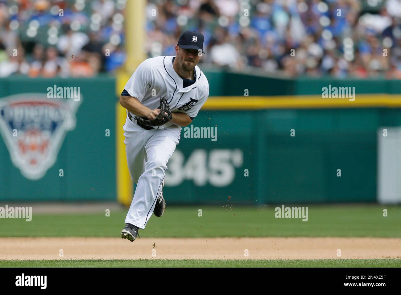 Detroit Tigers second baseman Danny Worth fields a grounder during the ...