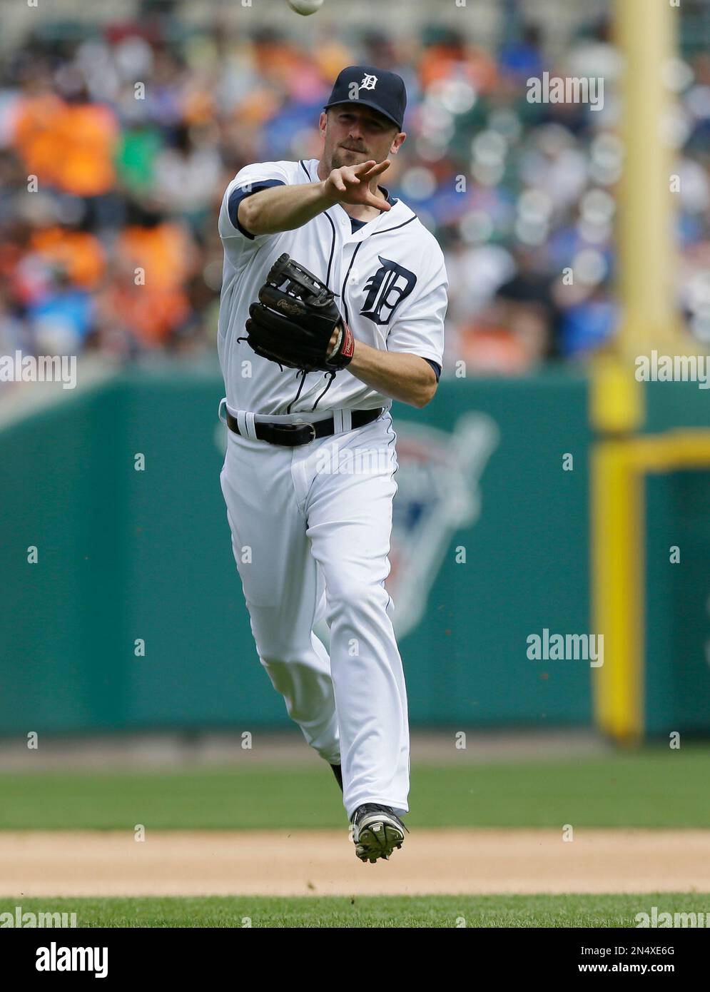Detroit Tigers second baseman Danny Worth fields a grounder during the ...