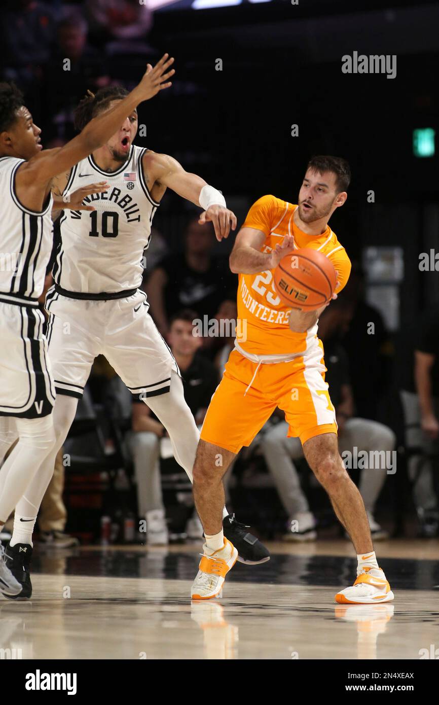 NASHVILLE, TN - FEBRUARY 08: Tennessee Volunteers guard Santiago ...