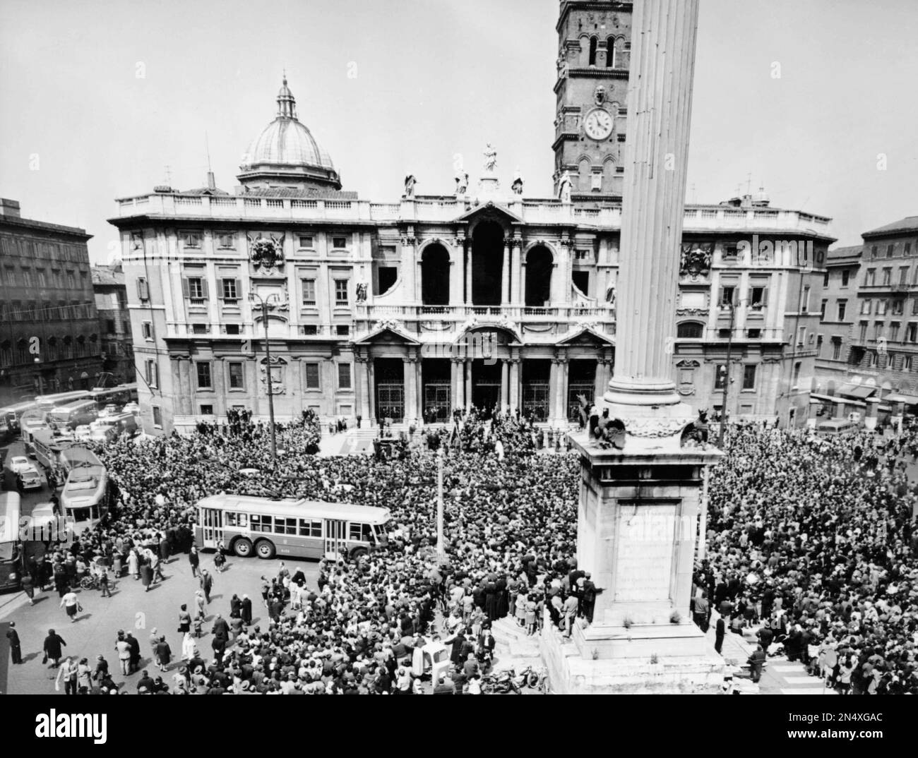 Princess Irene of The Netherlands and Prince Don Carlos of Bourbon ...