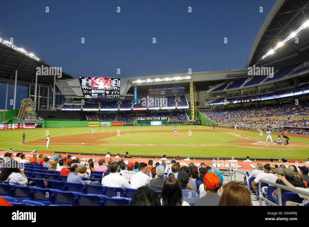 Miami Marlins and New York Mets play under an open roof during the ...