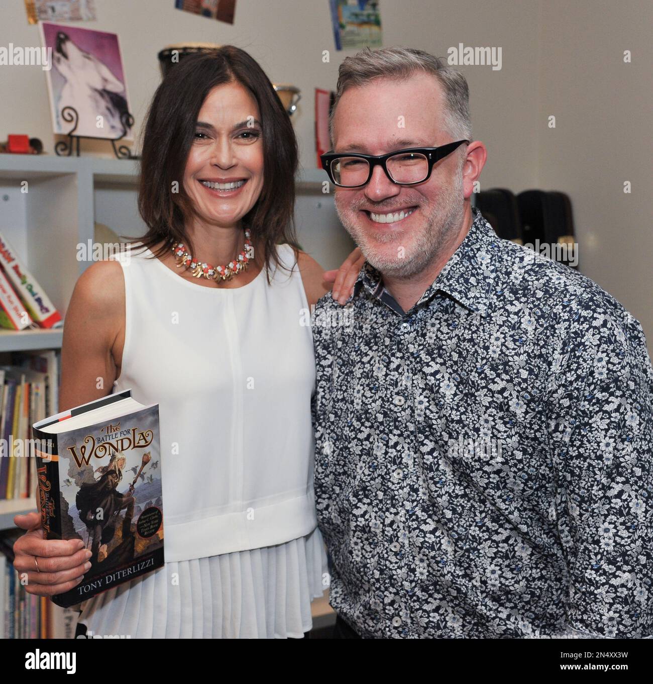 Teri Hatcher and Tony DiTerlizzi visit patients at Children's Hospital ...