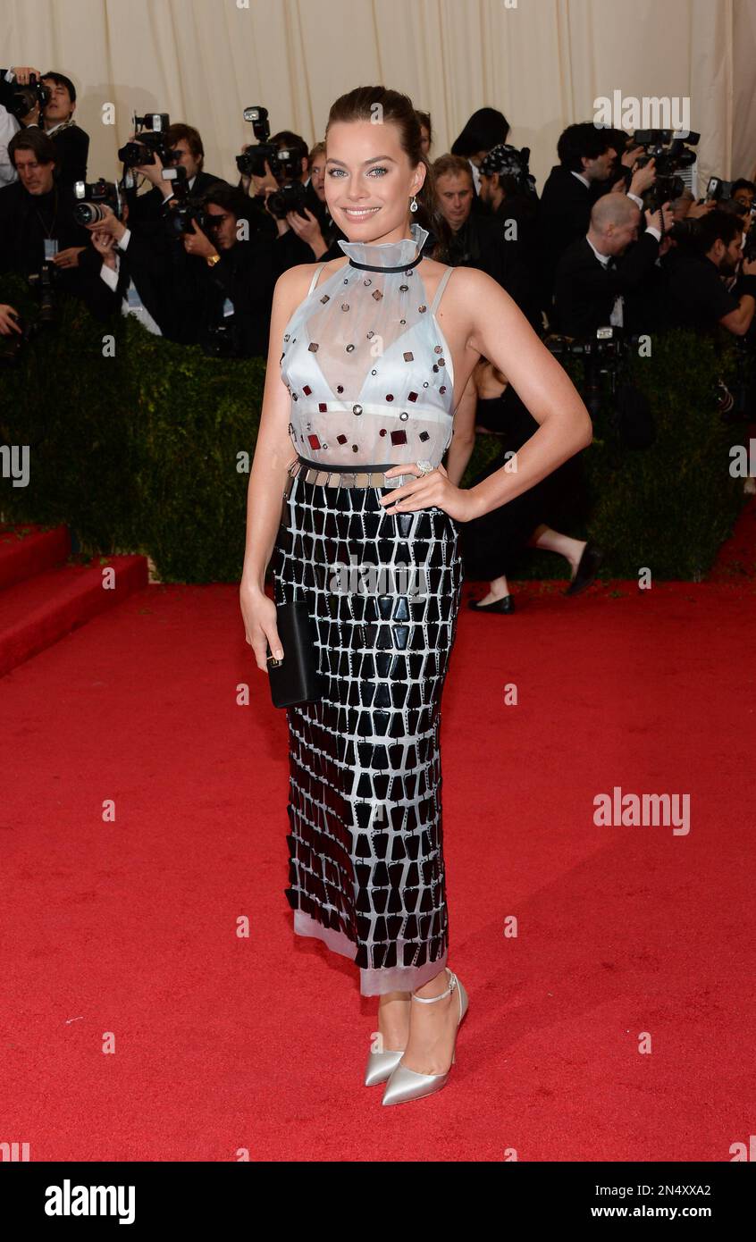 Actress Margot Robbie attends The Metropolitan Museum of Art's Costume ...