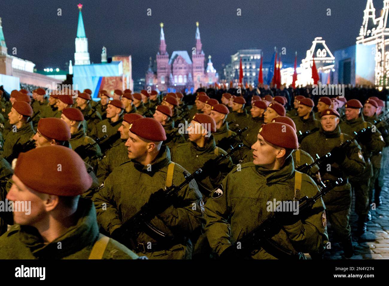Russian soldiers march through the Red Square during a rehearsal for ...