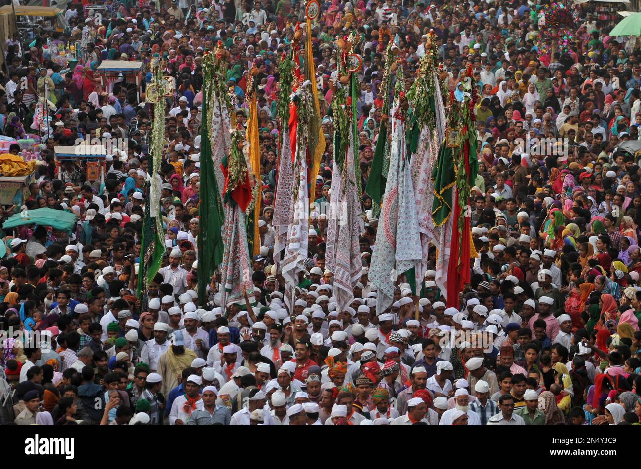 Indian devotees from Muslim and Hindu communities participate in a ...