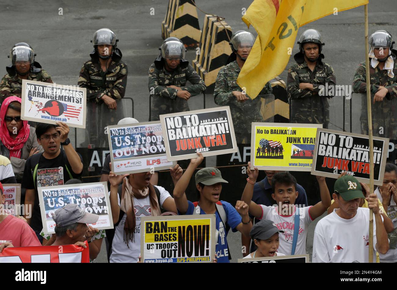 Protesters picket the headquarters of the Armed Forces of the ...