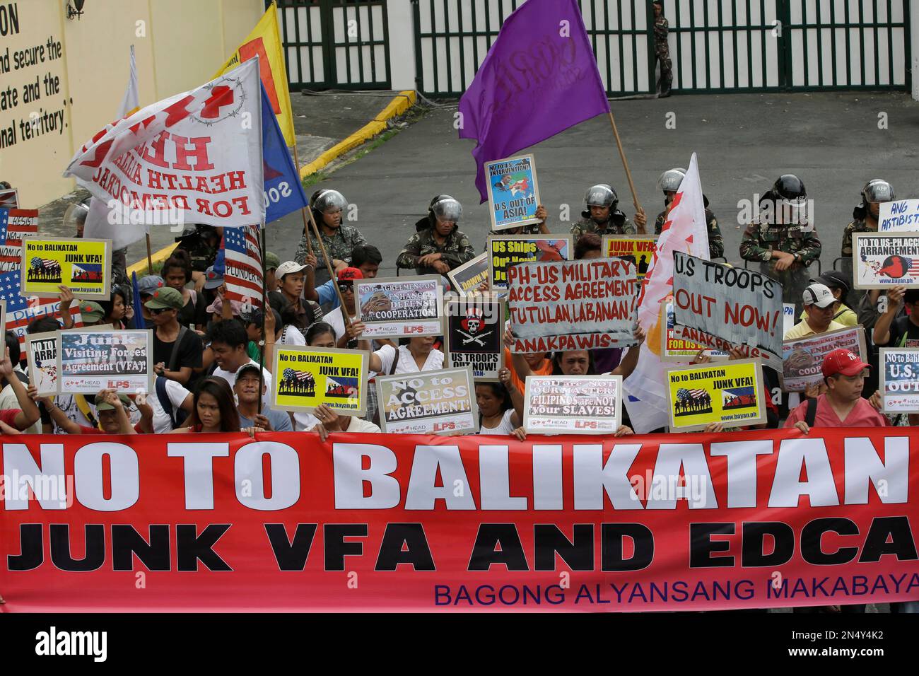 Protesters picket the headquarters of the Armed Forces of the ...