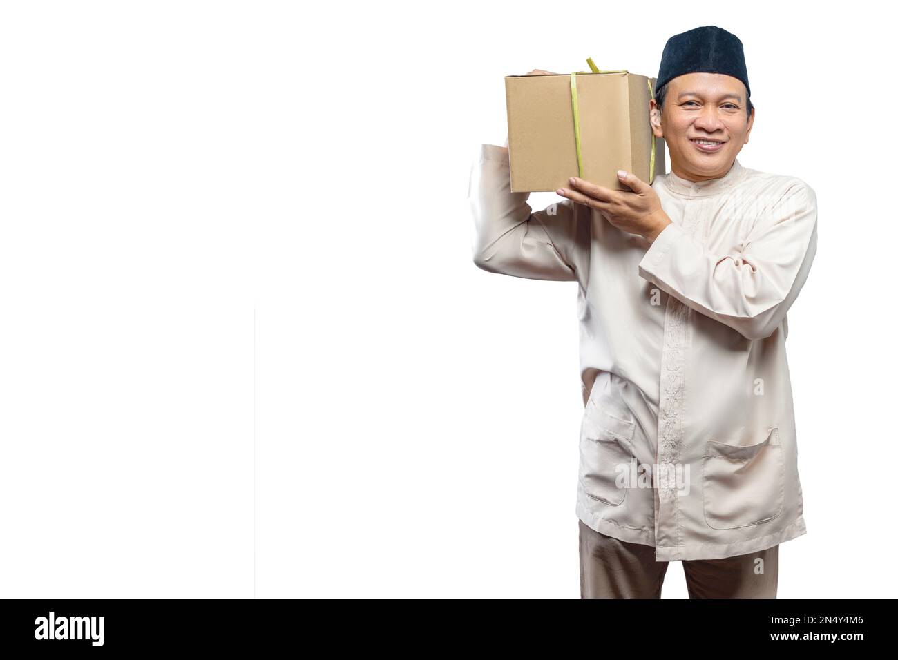 Asian Muslim man carrying box ready to mudik isolated over white ...