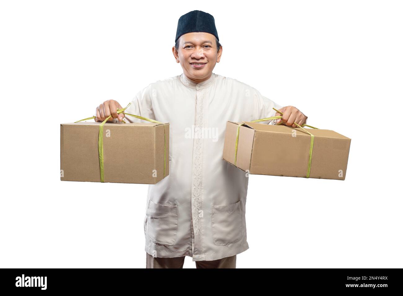 Asian Muslim man carrying box ready to mudik isolated over white ...
