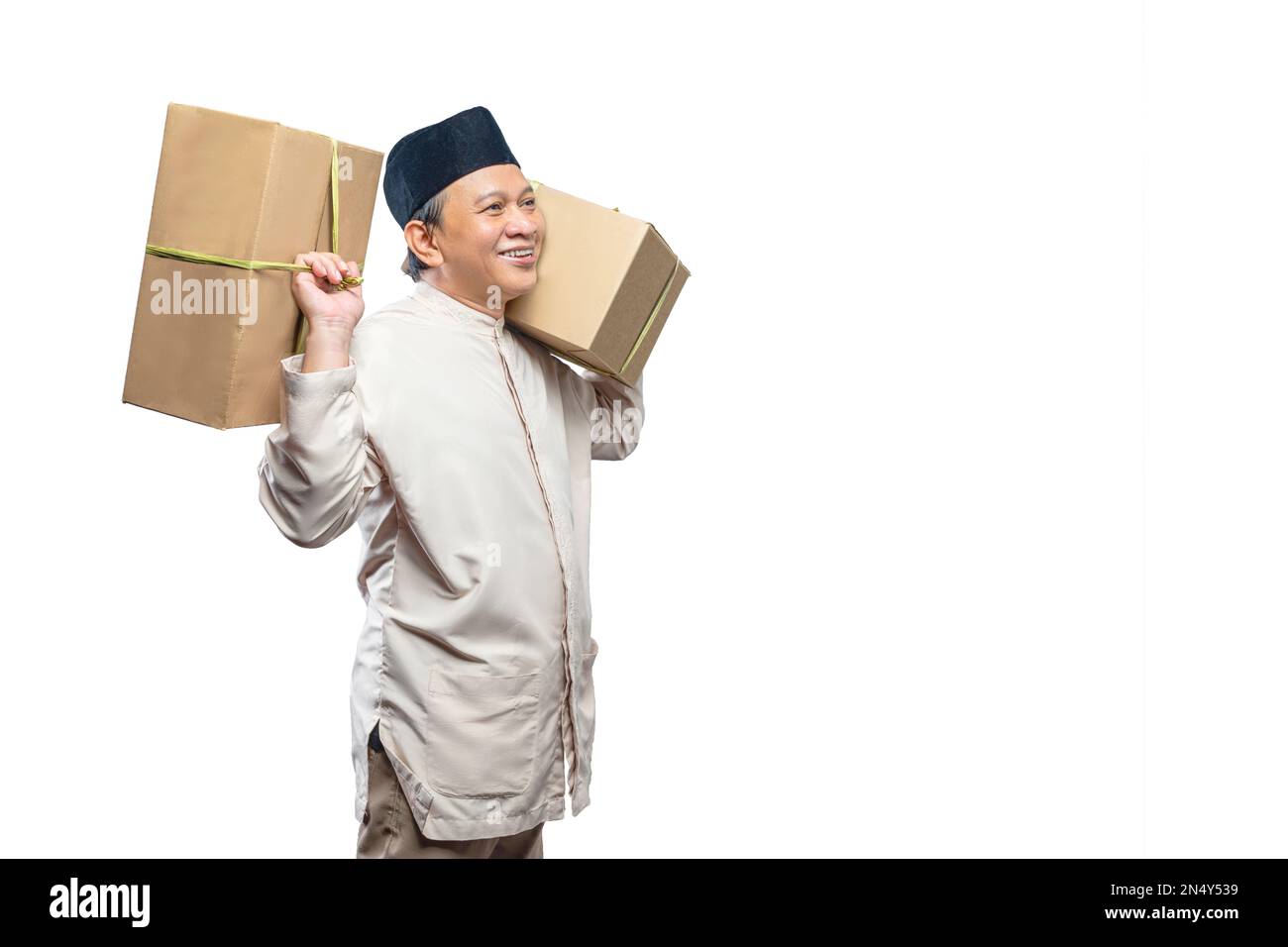 Asian Muslim man carrying box ready to mudik isolated over white ...