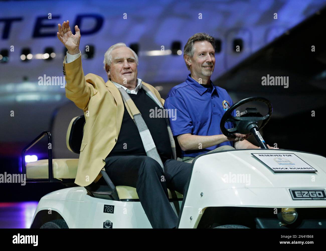 Don Shula is introduced before the inaugural Pro Football Hall of Fame ...
