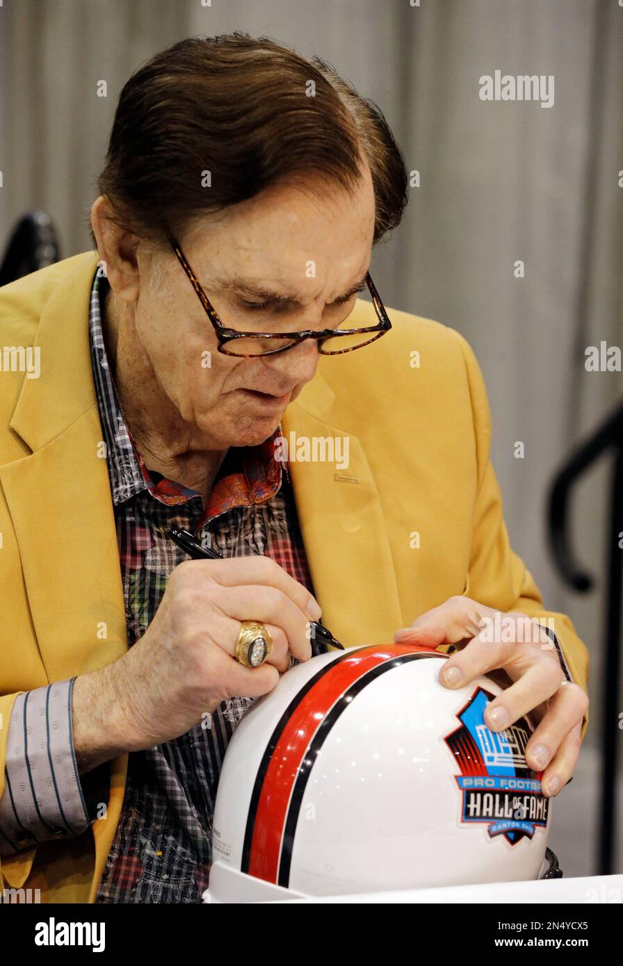 Hall of Fame coach Forrest Gregg signs autographs at the inaugural Pro ...