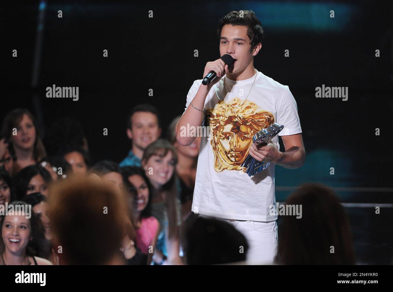 Austin Mahone accepts the award for iHeartRadio Instagram at the ...