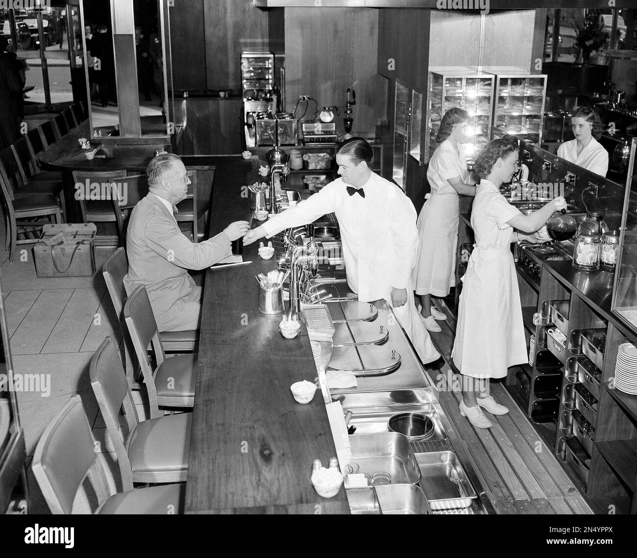 This is the new Schrafft's Restaurant in the Standard Oil building in ...