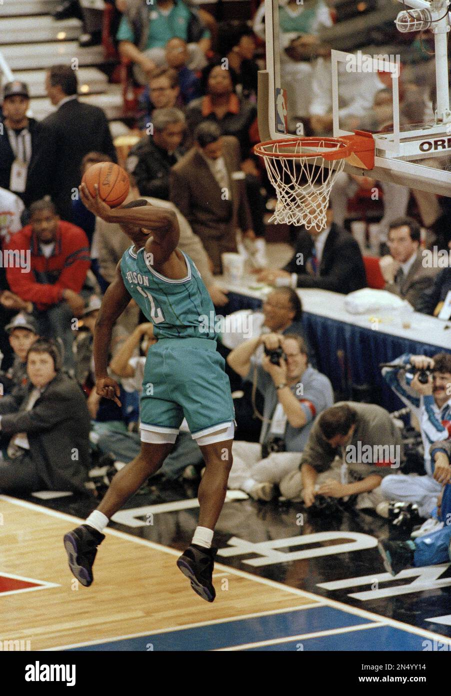 Larry Johnson displays his form during the SlamDunk competition at the ...