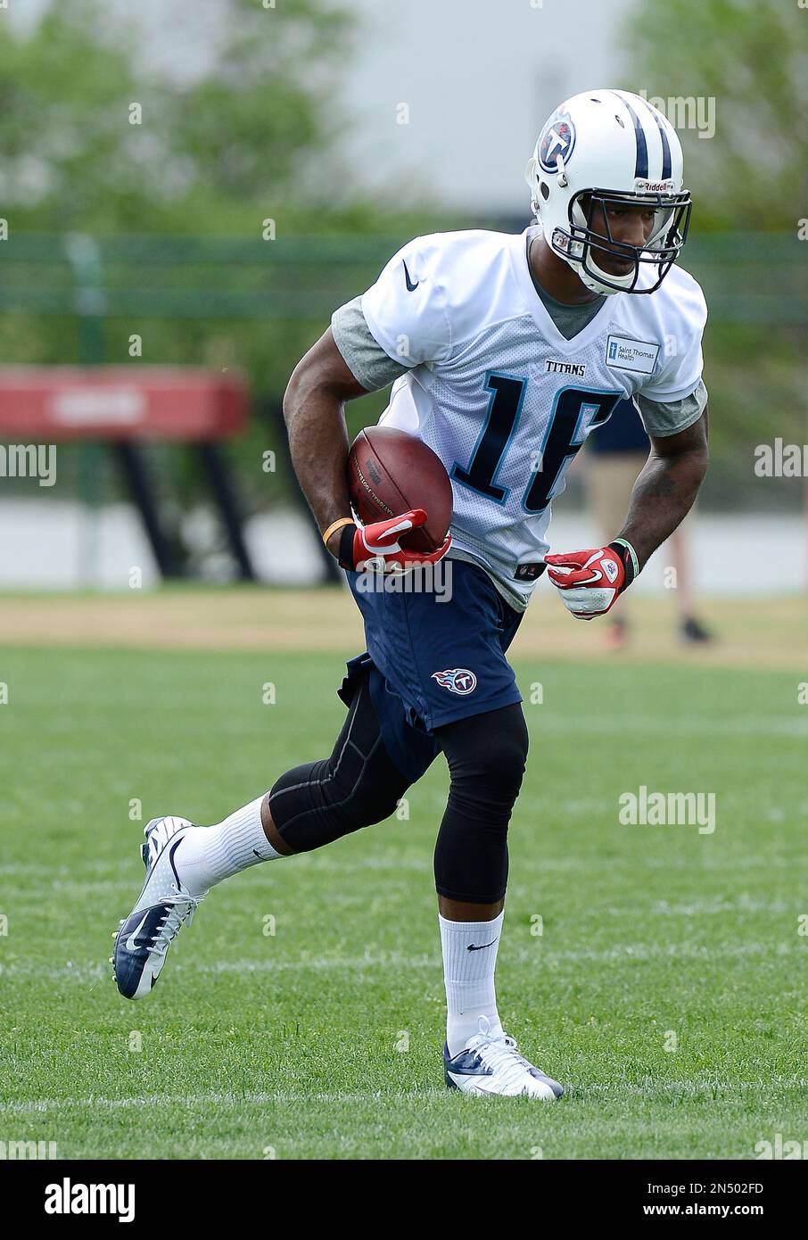 Tennessee Titans wide receiver Lamont Bryant (16) runs with ball after ...