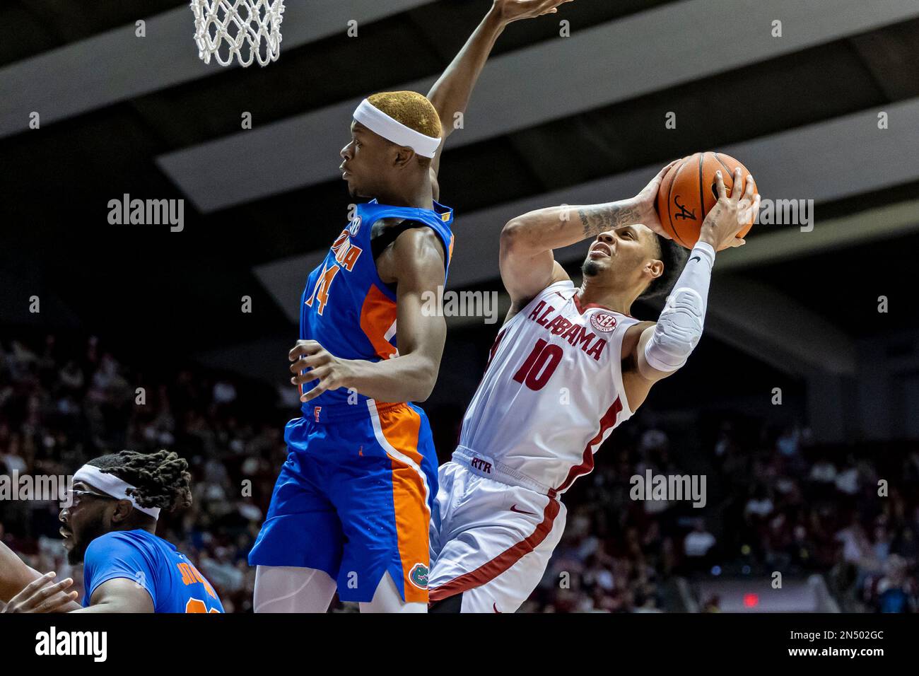 Alabama guard Dominick Welch (10) shoots as Florida guard Kowacie ...