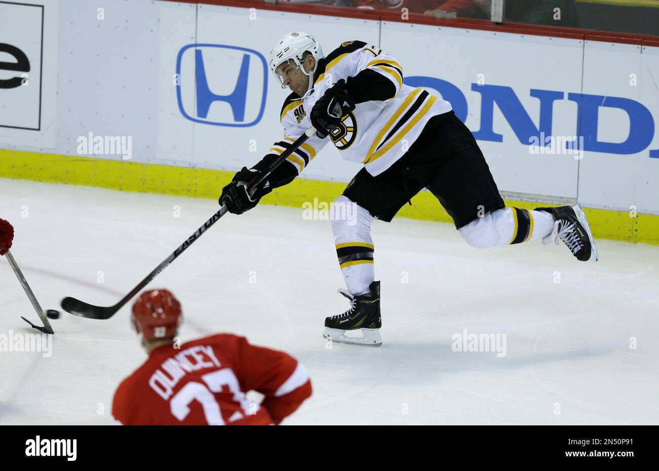 Boston Bruins right wing Jarome Iginla (12) shoots during the overtime ...