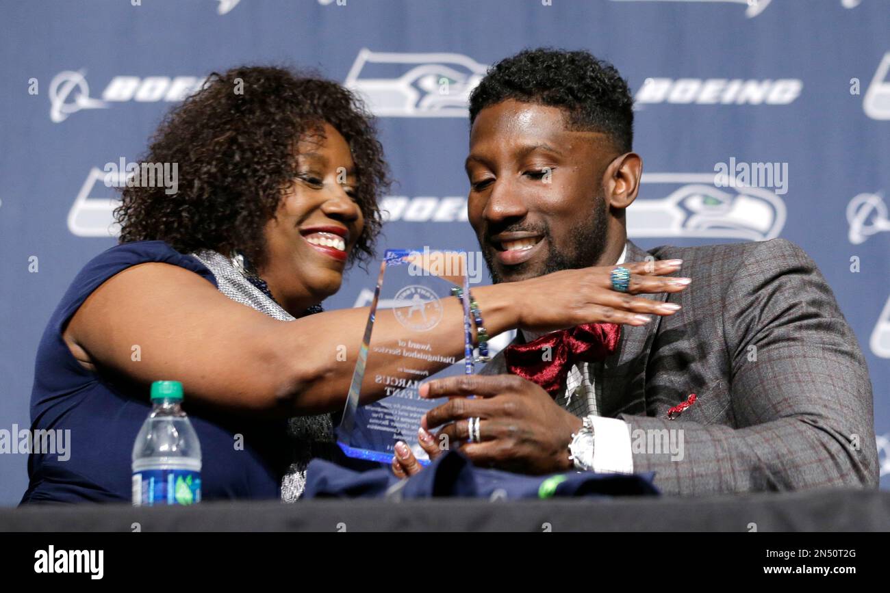Seattle Seahawks' Marcus Trufant, left, is embraced by his mother ...