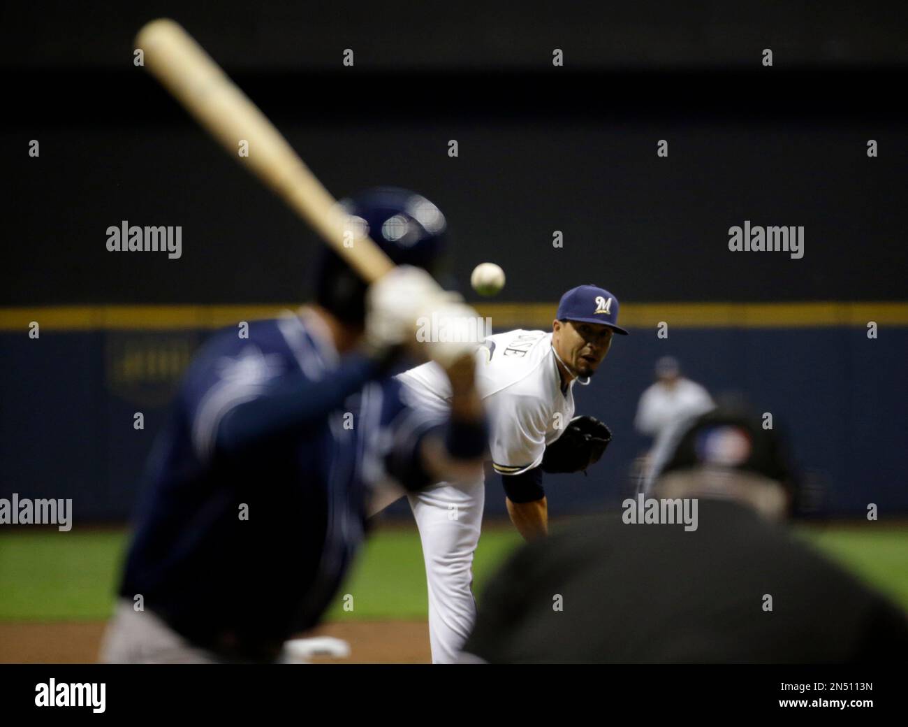Milwaukee Brewers starting pitcher Kyle Lohse throws during the first ...