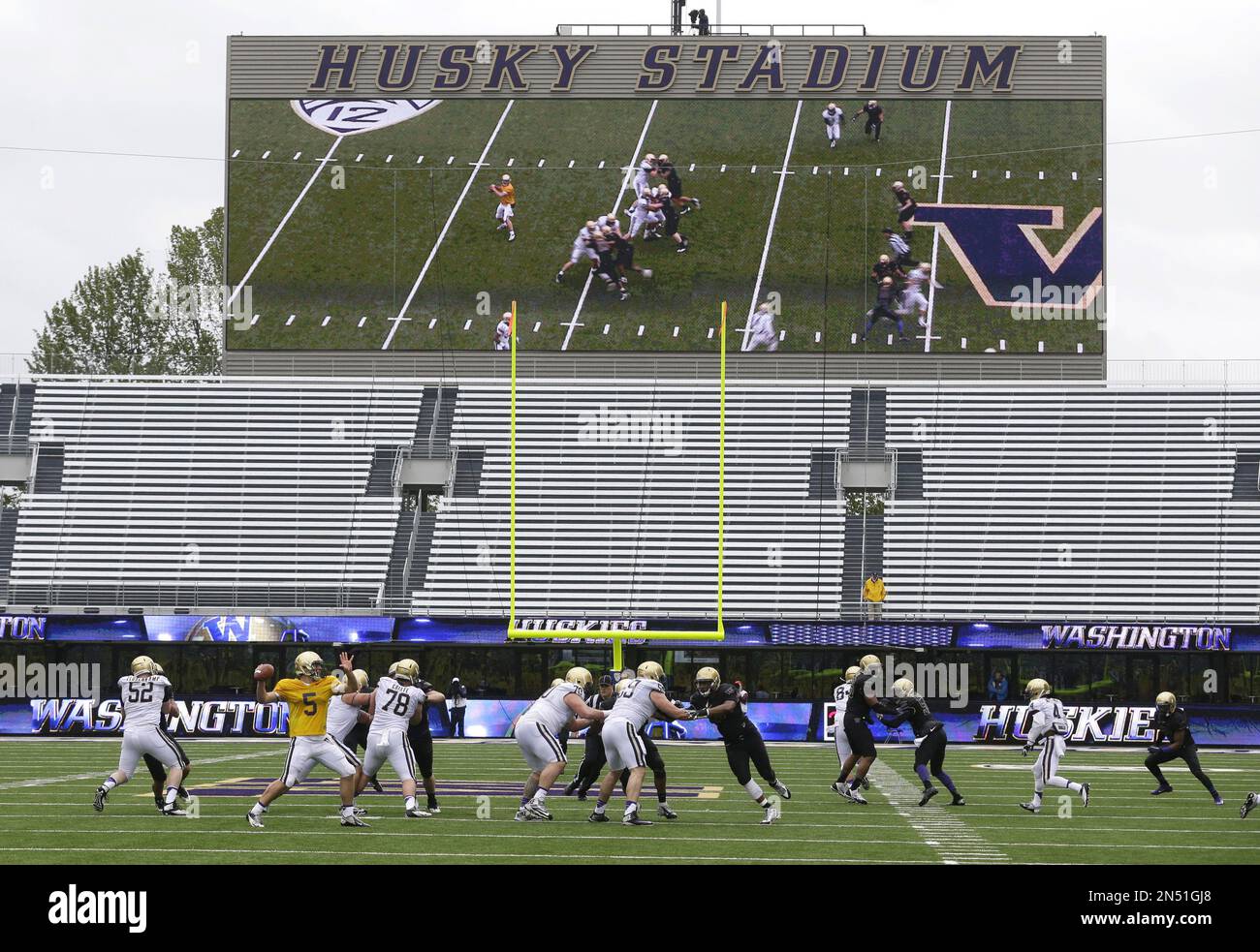 Washington quarterback Jeff Lindquist (5) passes Saturday, April 19 ...
