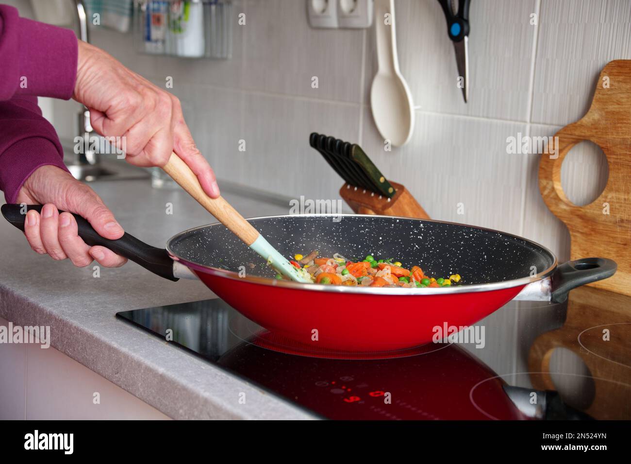 Cooking hands pan meal hi-res stock photography and images - Alamy