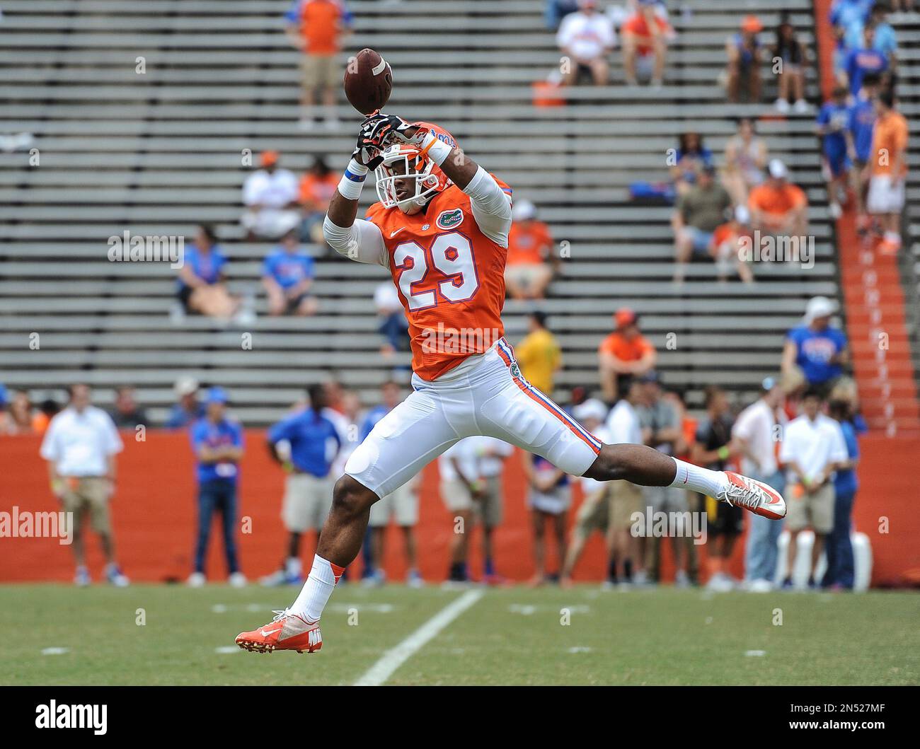 Florida Evan Schroeder (29) tries to pull in a pass during pre-game ...