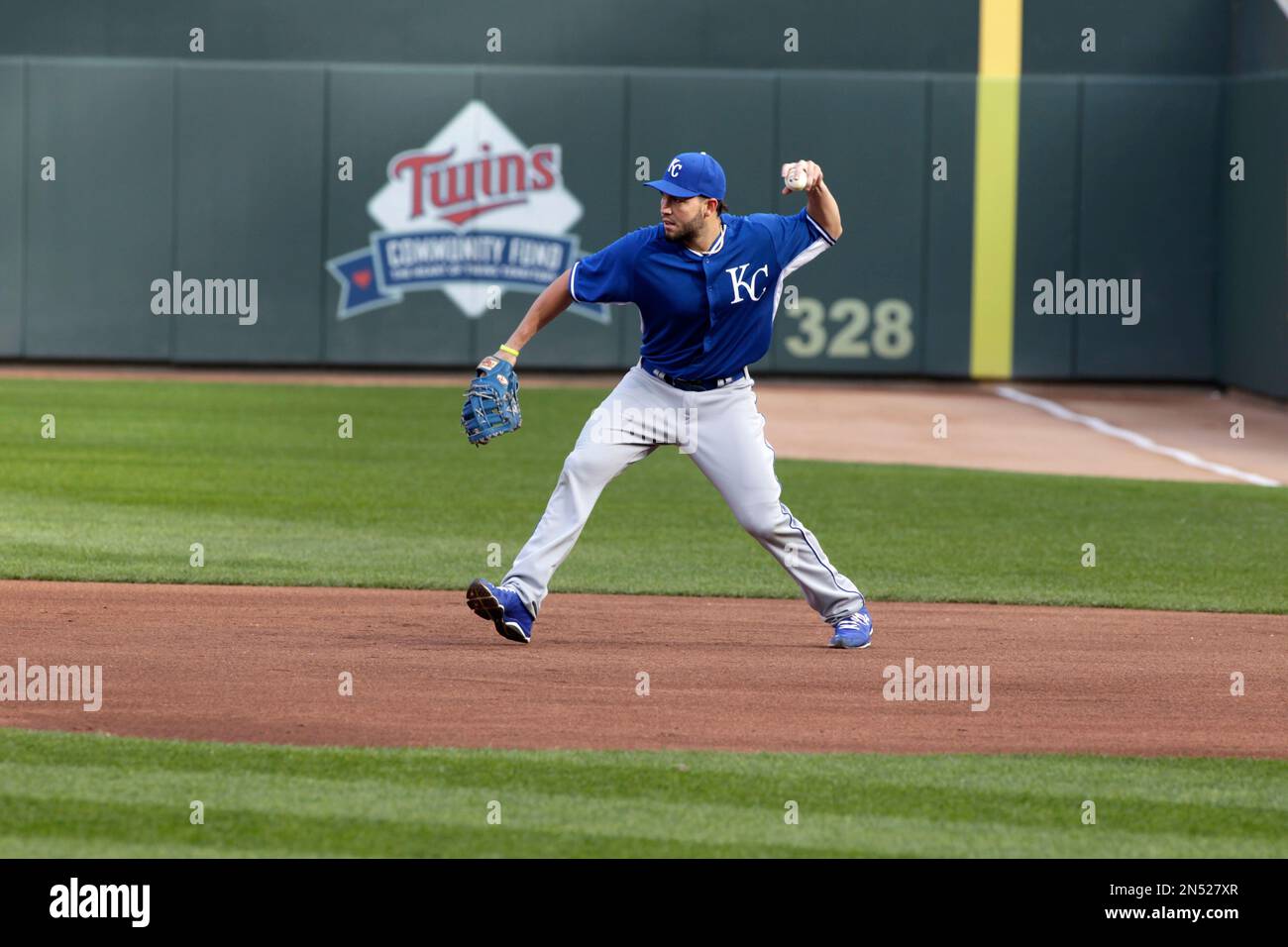 Kansas City Royals first baseman Eric Hosmer (35) fields batting ...