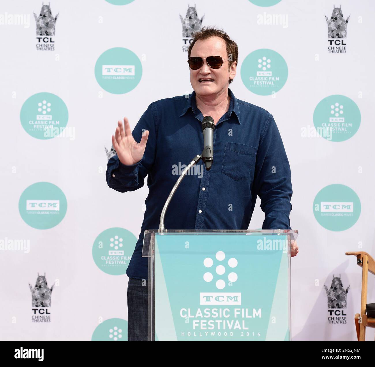 Director Quentin Tarantino speaks before honoring actor and comedian ...