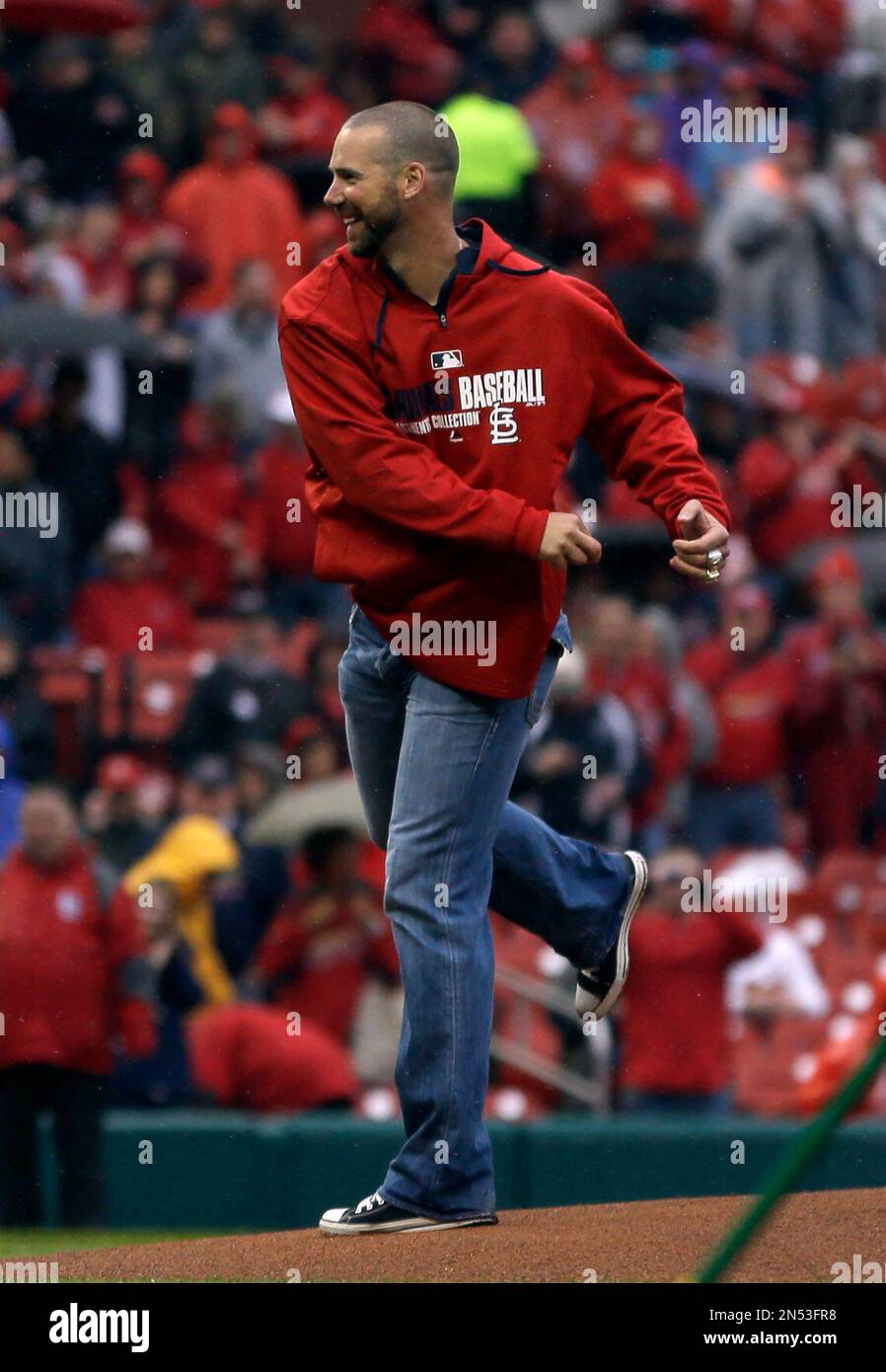 Former St. Louis Cardinals pitcher Chris Carpenter throws out the first ...