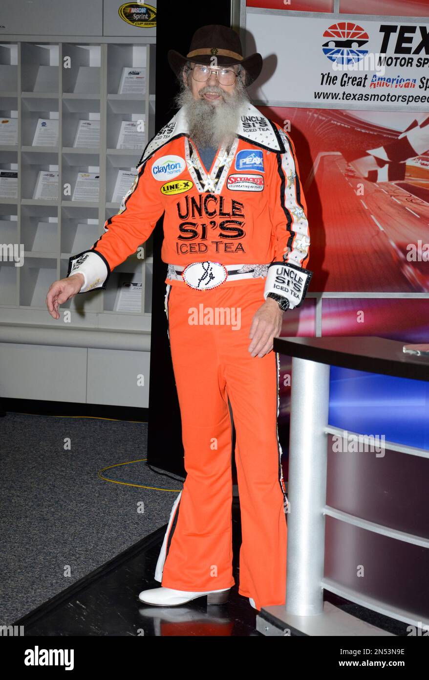 Duck Dynasty's Si Robertson shows off his Evel Knievel style jumpsuit ...