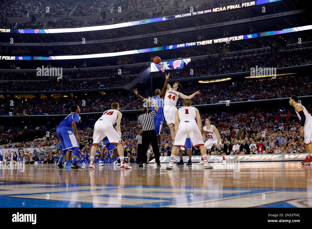 Wisconsin forward Frank Kaminsky (44) and Kentucky forward Julius ...