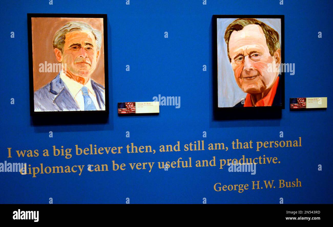 Portraits of former Presidents Goerge W. Bush, left, and his father ...