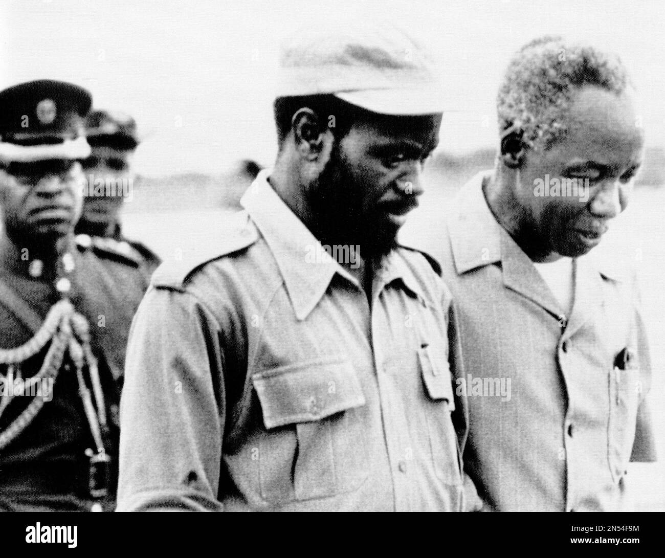 Mozambique President Samora Machel, center, walks with Tanzanian ...