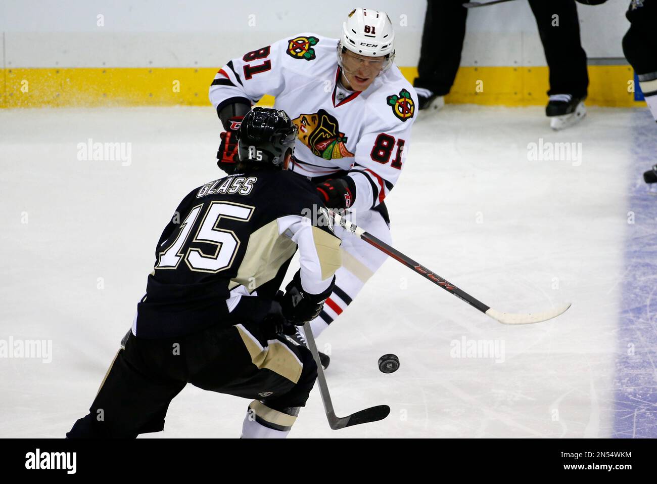 Chicago Blackhawks' Marian Hossa (81) gets off a pass in front of ...