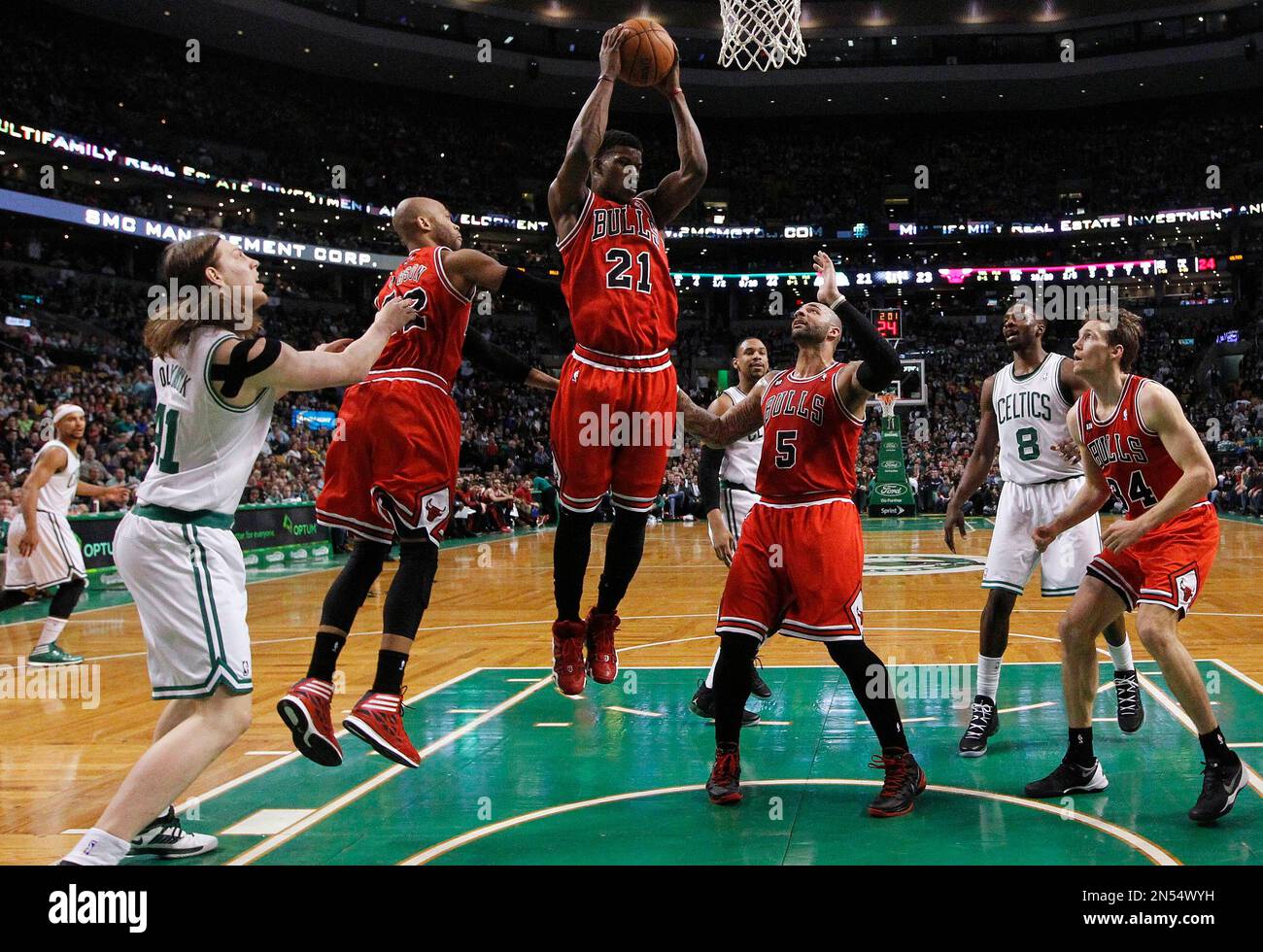 Chicago Bulls' Jimmy Butler (21) comes down with a rebound against the ...