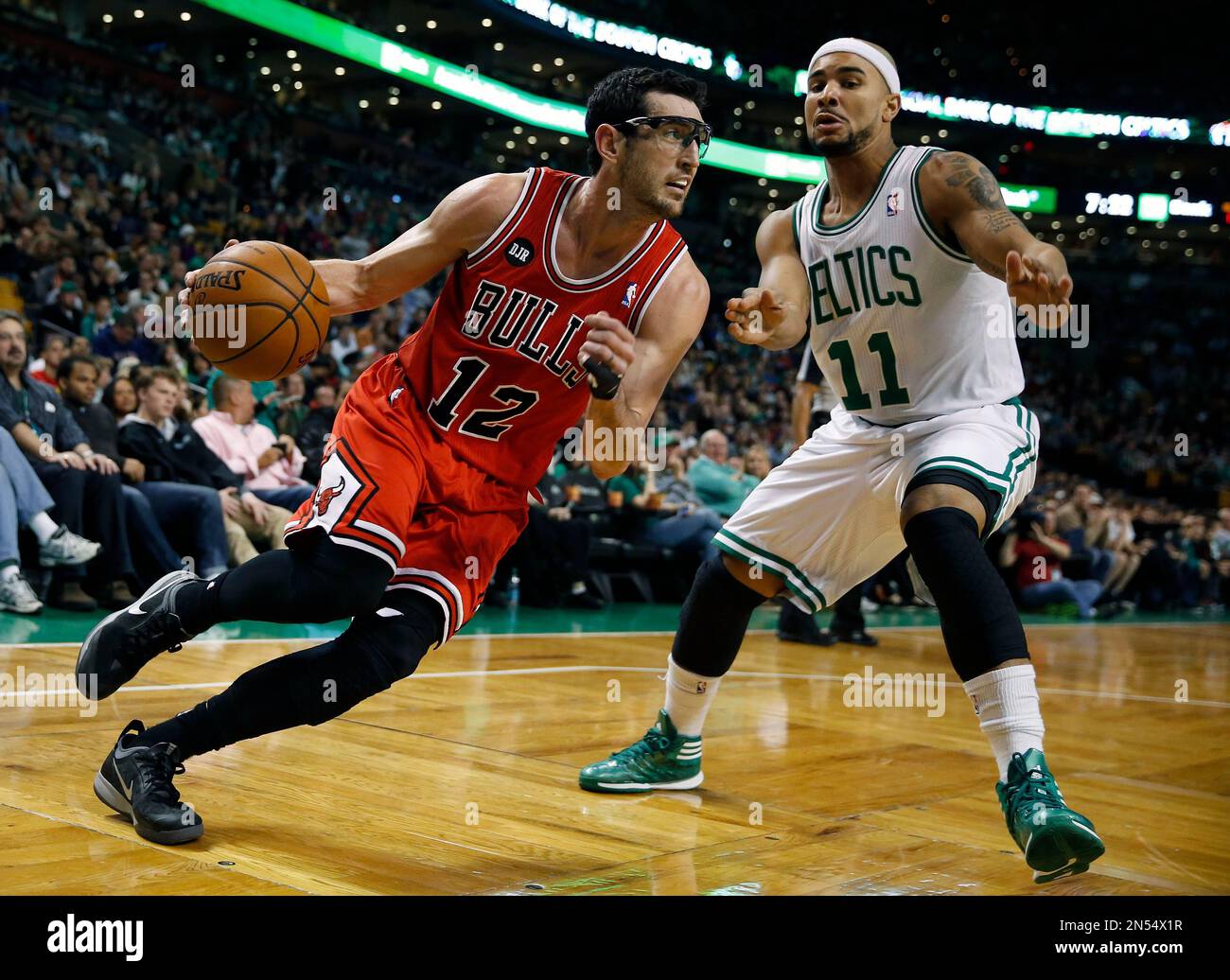 Chicago Bulls' Kirk Hinrich (12) drives past Boston Celtics' Jerryd ...