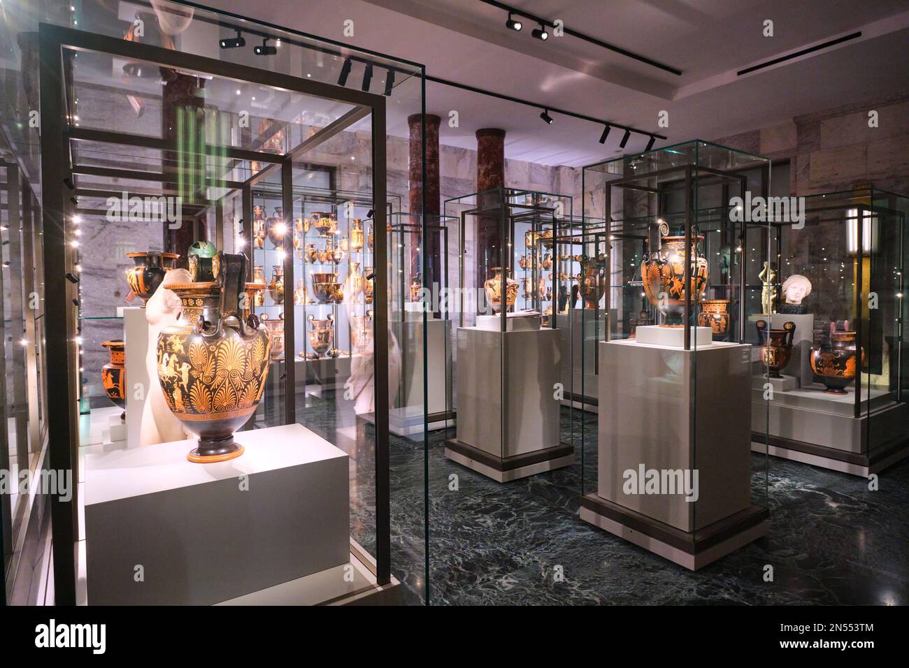 Empty museum display case hi-res stock photography and images - Alamy