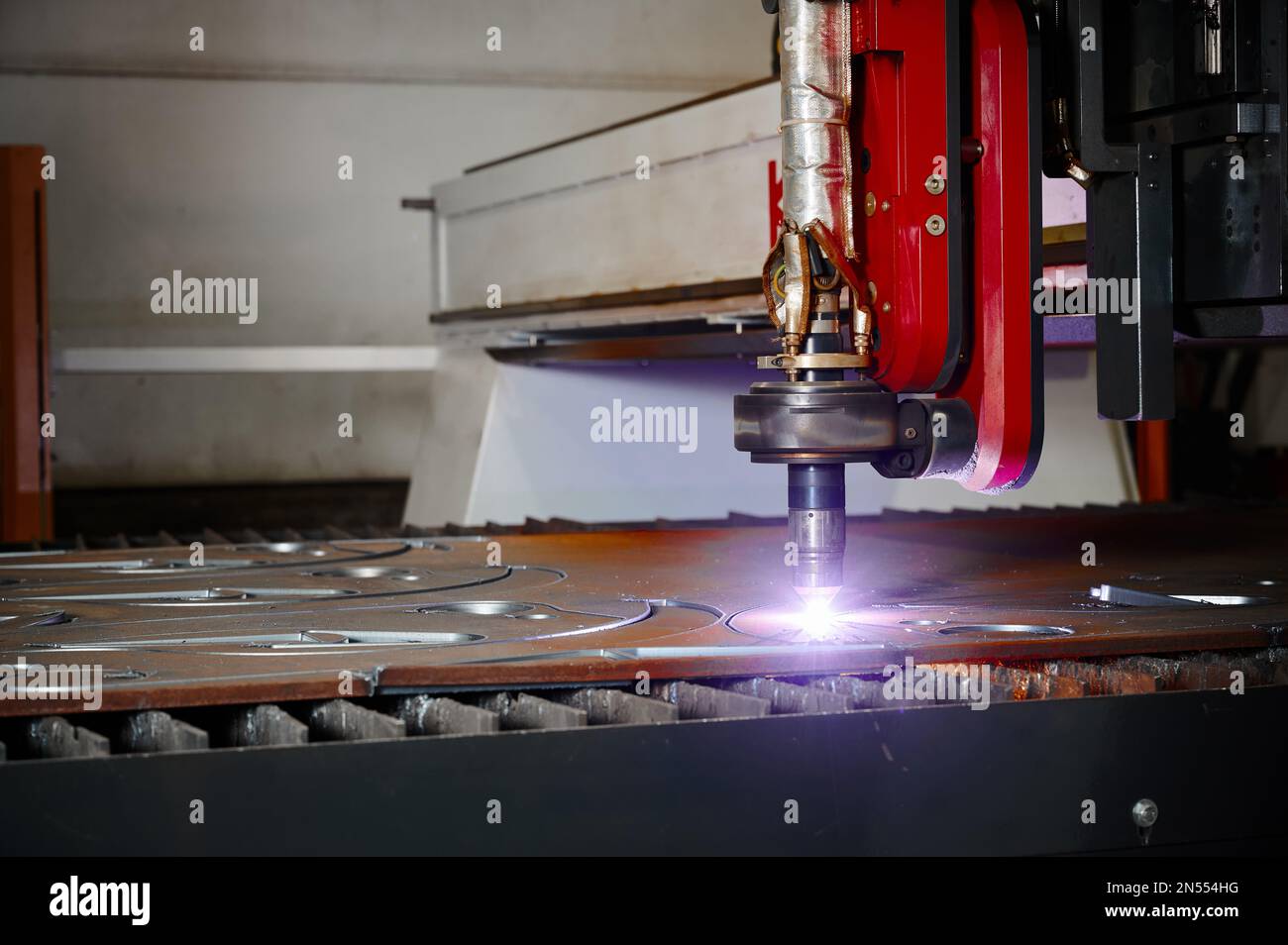 Plasma cutting machine sparks flying hi-res stock photography and ...
