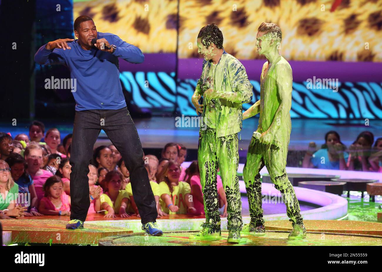 From left, Michael Strahan, speaks on stage, after Austin Mahone and ...