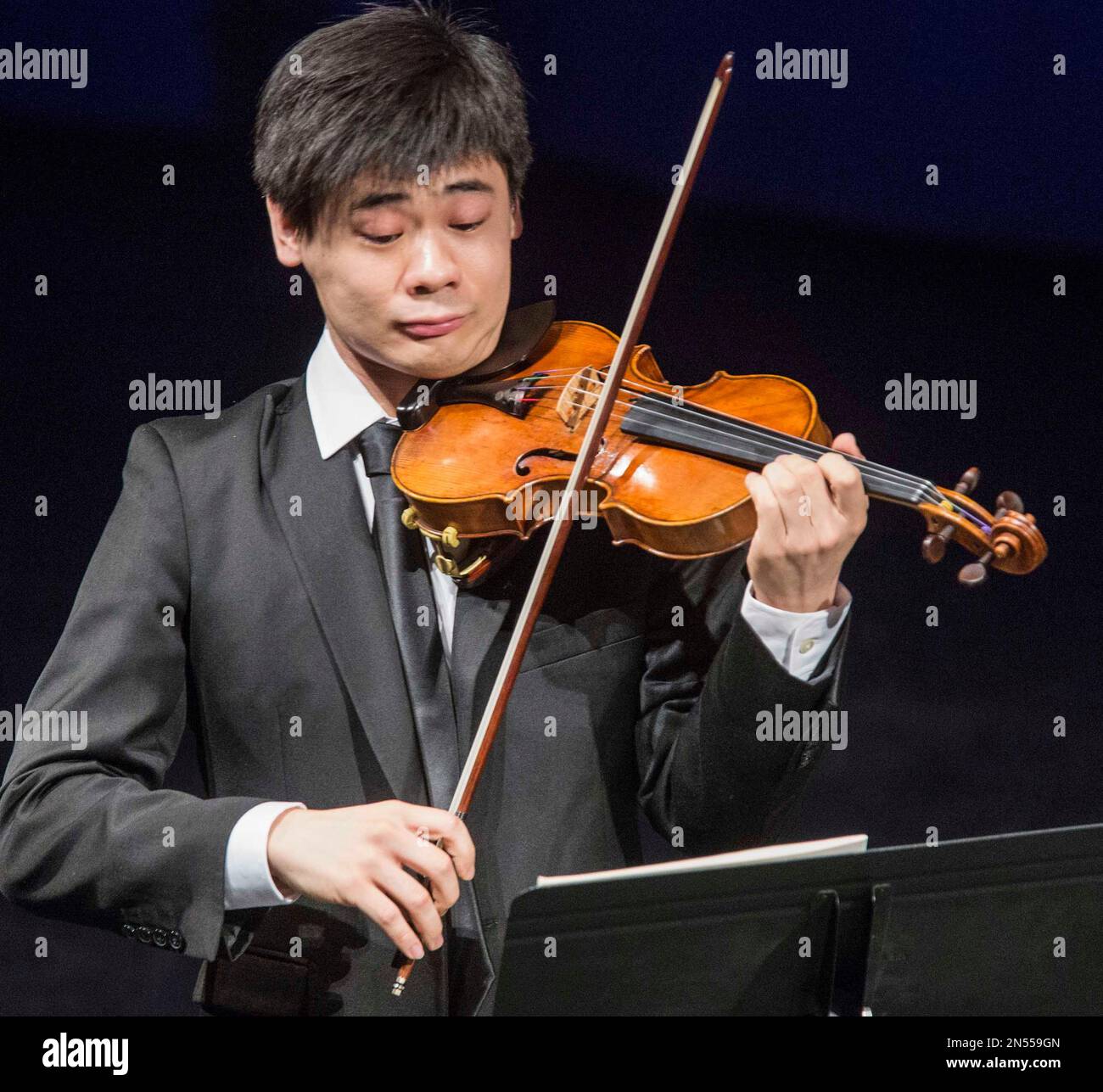 Violinist Xiang Yu plays the 1666 "Serdet," Stradivarius violin on ...