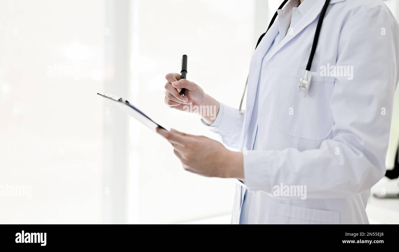 Doctor recording patients symptoms hi-res stock photography and images ...