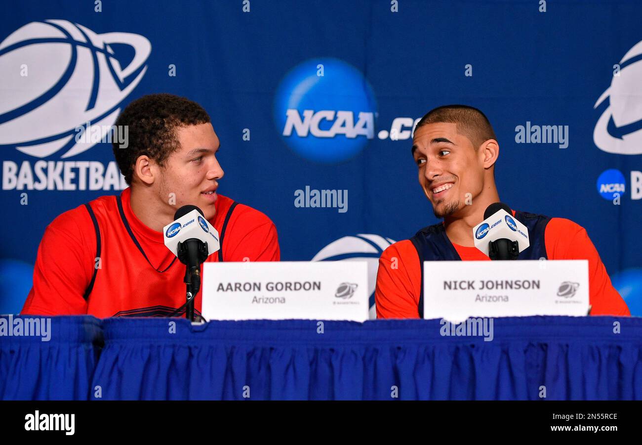 Arizona guard Nick Johnson, right, smiles at forward Aaron Gordon as ...