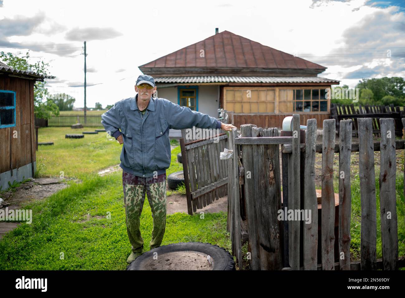 Old man stands hi-res stock photography and images - Alamy