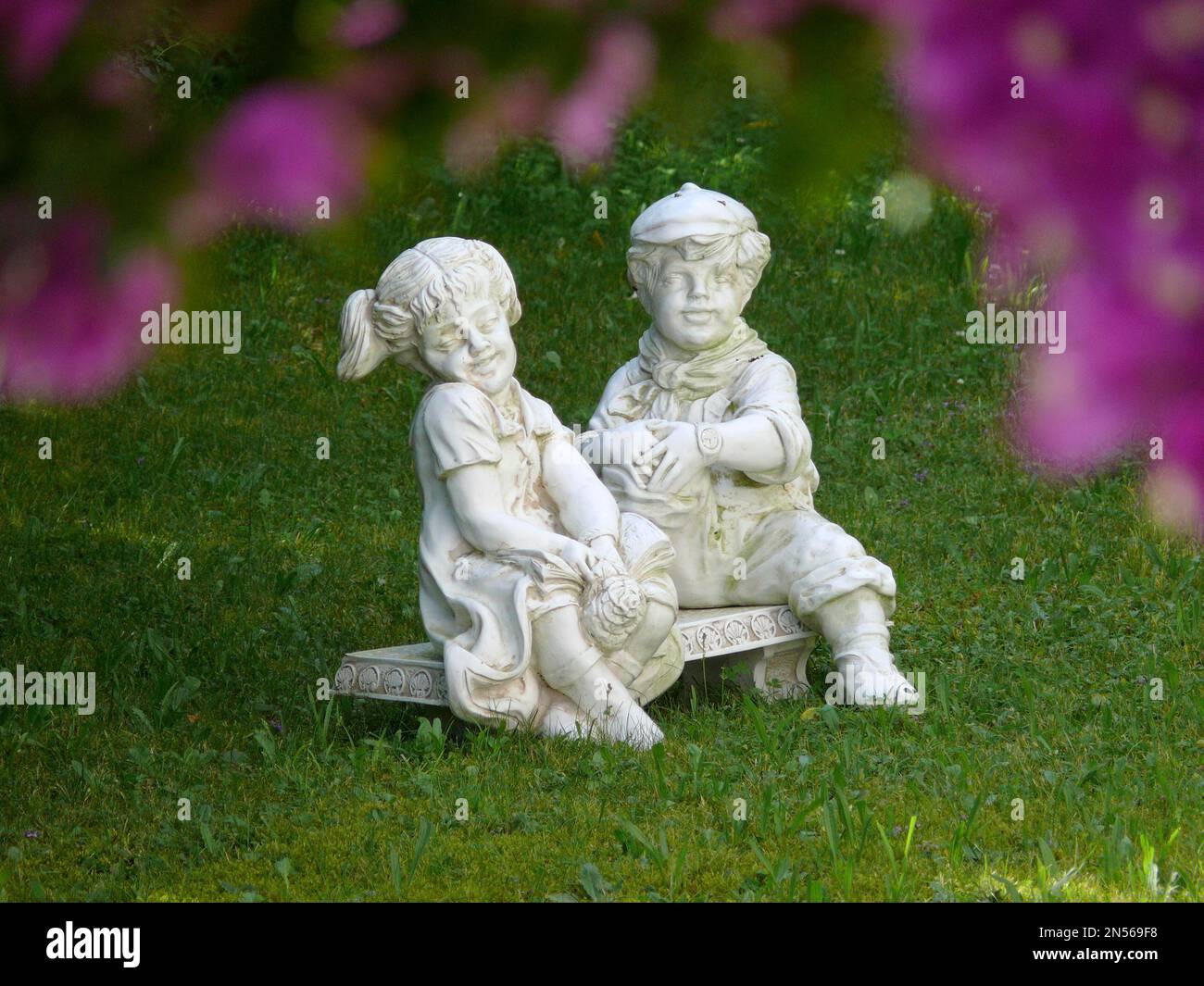 Lawn figures hi-res stock photography and images - Alamy