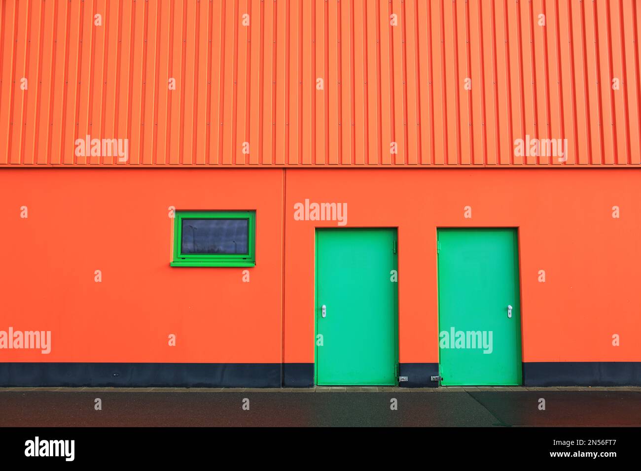 Architektur, Industriebau, Industriehalle mit orangefarbener ...