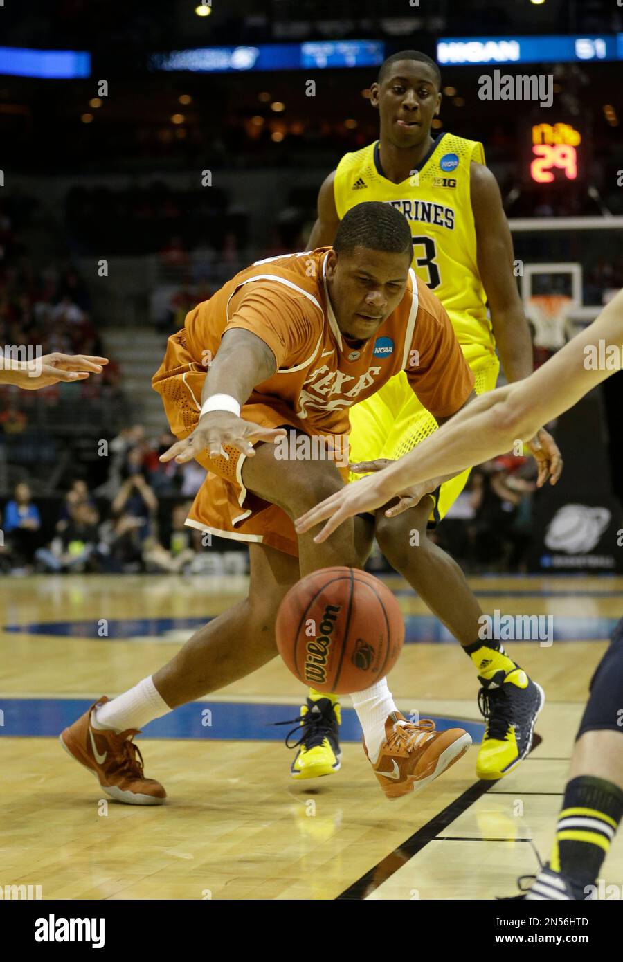 Texas center Cameron Ridley (55) goes after a loose ball during the ...